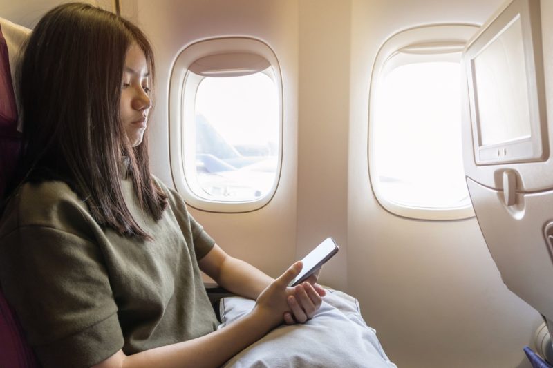 Qué pasa si no activas el "modo avión" en tu celular en un vuelo